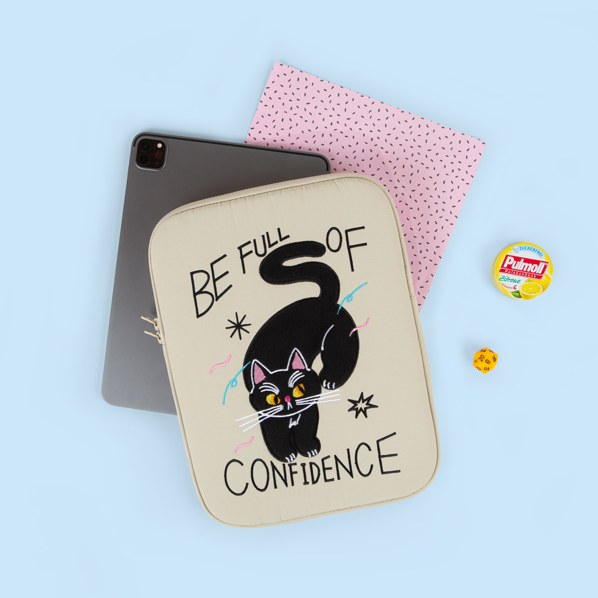 POOM | 자수 노트북파우치 A Black Cat on the grass (13인치)