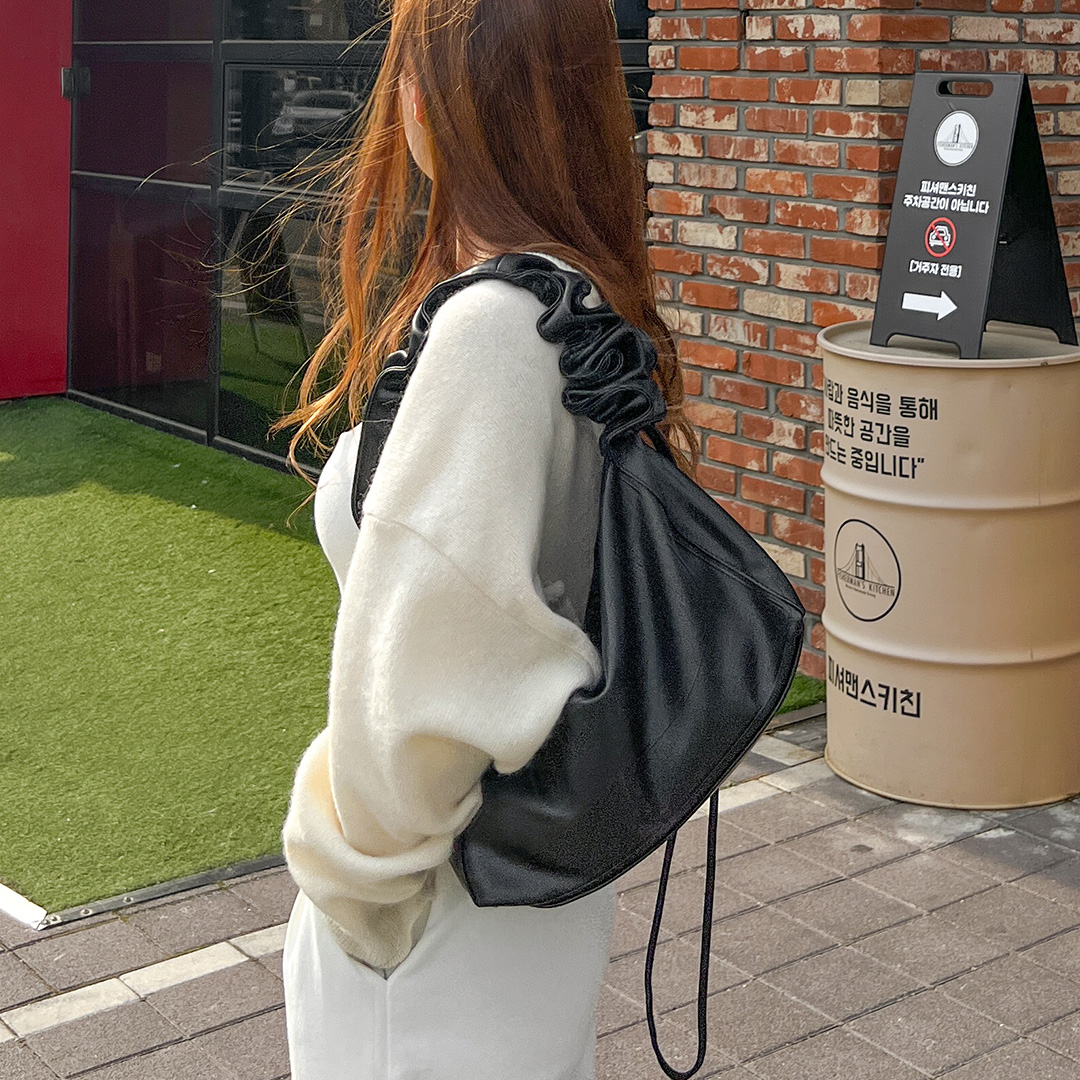 POOM | 레더 쭈리 크로스 숄더백 2color