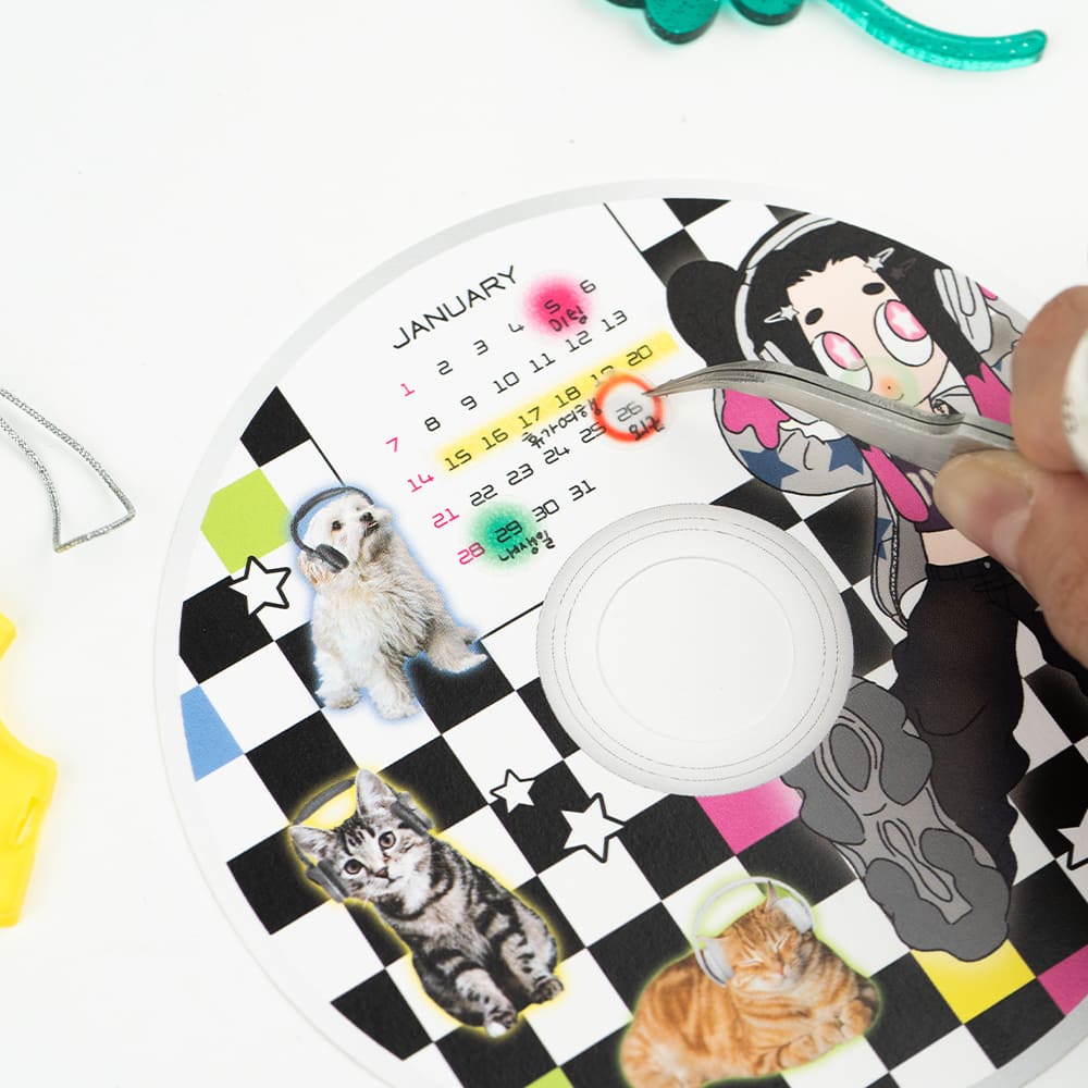 POOM | 루카랩 2024년 돈워리비해피 CD 캘린더